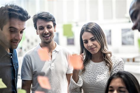 사무실의 유리에 접착제 메모를 사용하여 브레인 스토밍을하는 동료 35 39세에 대한 스톡 사진 및 기타 이미지 35 39세 결정 계획 Istock