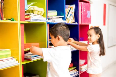 Un Par De Niños En Edad Preescolar Agarrando Sus Libros En Un Casillero