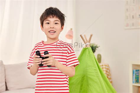 망원경을 들고 있는 어린 소년의 이미지 사진 무료 다운로드 Lovepik