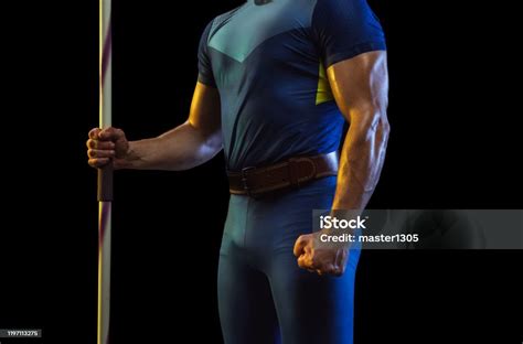 네온 빛에 검은 스튜디오 배경에 고립 된 창을 던지는 에서 연습 하는 남성 선수 남자에 대한 스톡 사진 및 기타 이미지 남자 창던지기 Championship Istock