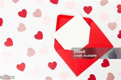 빨간 봉투 흰색 배경에 흰색 카드의 평면도 핑크 글리터 하트 레드 하트 핑크 하트 발렌타인 데이 사랑 포스트 플랫 레이 0명에 대한 스톡 사진 및 기타 이미지 Istock