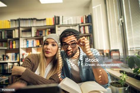 도서관에서 공부 하 고 재미 있는 얼굴 Selfie 창 가까이 복용 후 휴식을 만드는 젊은 귀여운 장난 Hipster 고등학교 사랑 커플 얼간이에 대한 스톡 사진 및 기타
