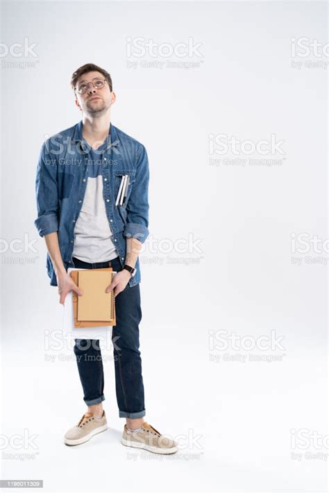 흰색 배경에 고립 된 책과 메모와 함께 전체 길이서 행복한 젊은 학생 가방에 대한 스톡 사진 및 기타 이미지 가방 공부 교육 Istock