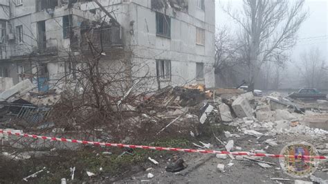 У Лисичанську рухнув будинок Людина лишається під завалами Sd Ua