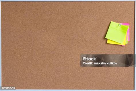 스티커 메모 코르크 보드와 텍스트를위한 공간이있는 최소한의 구성 핀으로 고정하기에 대한 스톡 사진 및 기타 이미지 핀으로 고정하기 메모판 배경 주제 Istock