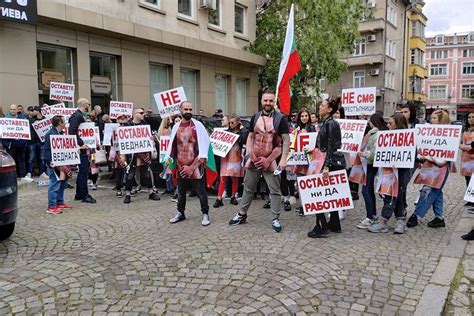 Протест пред ОДМВР в Пловдив заради полицейска акция в нощно заведение в Пловдив R Plovdiv