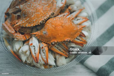원 상자에 찐 게 고기 먹을 준비가 되었습니다 맨 위 보기입니다 갈고리 발톱에 대한 스톡 사진 및 기타 이미지 갈고리 발톱 갑각류 건강한 식생활 Istock