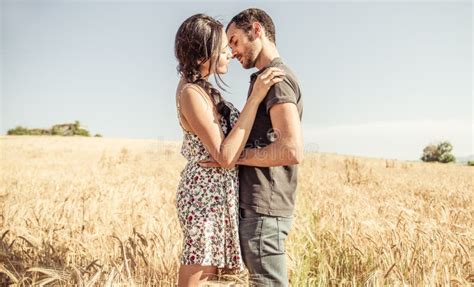Het Jonge Kussen Van Het Paar Stock Foto Image Of Vrijheid Volwassen