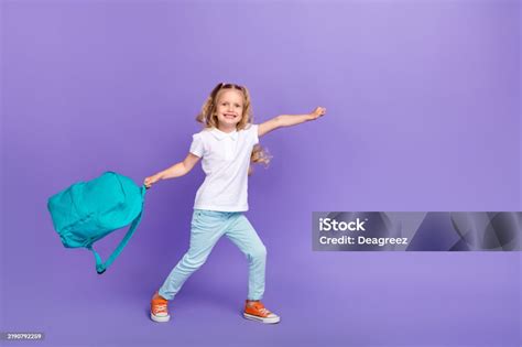 예쁜 작은 소녀 포니 테일 홀드 배낭 쇼핑 프로모션 착용 세련된 흰색 옷 보라색 배경에 고립 된 전체 크기 사진 4 5세에 대한 스톡 사진 및 기타 이미지 Istock