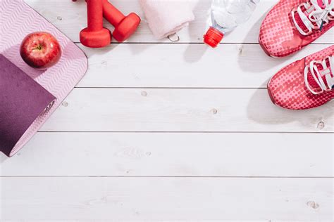 쪽모이 세공 마루 바닥에 피트 니스 장비의 최고 보기입니다 내가 사랑 운동 및 건강 한 라이프 스타일 컨셉 스포츠 항목 기호 건강한 생활방식에 대한 스톡 사진 및 기타