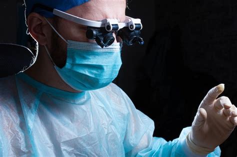 Premium Photo Surgeon Performs Vascular Surgery Wearing Microsurgery