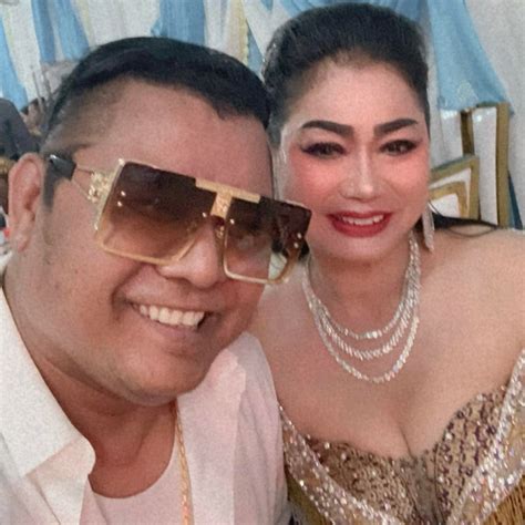 ពួកអាសៀមស្អប់នឹងបណ្ដេញលោកតាសុចចេញឥឡូវមក កូនអ្នកស្រែ Paris Facebook