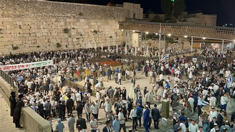 אלפים רבים במוצאי שבת ירושלים ברחבת הכותל המערבי יום ירושלים האתר