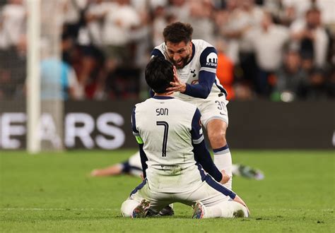 [손흥민 우승]부주장 끌어안고 엉엉→17년 무관의 끝 손흥민 드디어 성불했다 프로 통산 첫 우승 토트넘 주장으로 트로피 번쩍