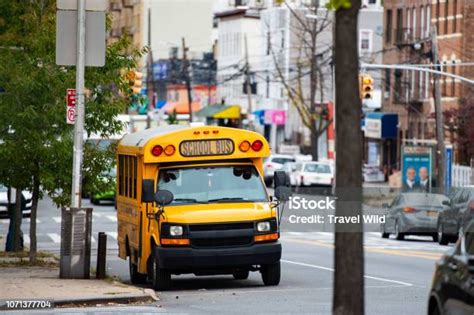 브 롱 스 뉴욕시 미국 거리에 학교 버스 브 롱 스 뉴욕 시티 뉴욕의 미국 국가에서 5 개의 자치 읍 면의 최북단 이다 뉴욕 시에 대한 스톡 사진 및 기타 이미지 Istock