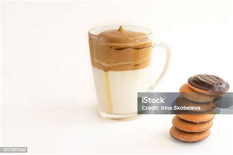 달고나 커피 쿠키 옆에 우유를 곁들인 향기롭고 맛있는 휘핑 커피 한 잔에 트렌디한 한국 음료 흰색 배경 수평 복사 공간 0명에 대한 스톡 사진 및 기타 이미지 Istock