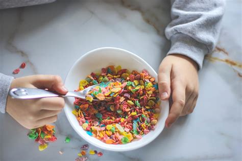 소년은 아침 식사로 접시에 담긴 여러 가지 색의 건조 시리얼을 먹습니다 4 5세에 대한 스톡 사진 및 기타 이미지 4 5세 가정 생활 가정 주방 Istock