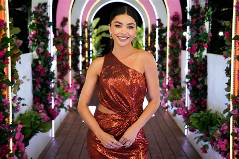Love Island Usa Host Sarah Hyland Everything To Know