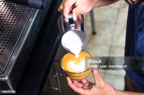 라떼 나 카푸치노 커피를 만드는 바리스타의 손 라떼 예술을 만드는 우유를 붓는 구이에 대한 스톡 사진 및 기타 이미지 구이 기포 음료 달콤한 음식 Istock