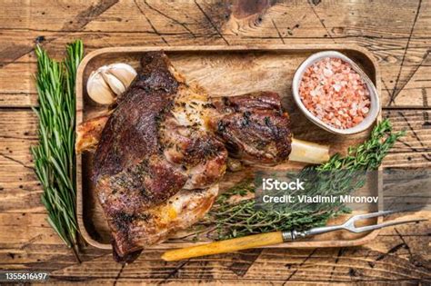 나무 절단 트레이에 구운 염소 다리 고기 나무 배경 위쪽 보기 갈색에 대한 스톡 사진 및 기타 이미지 갈색 검은색 고기 Istock