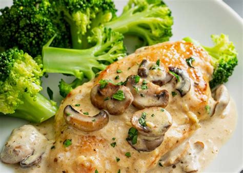 ქათმის ფილე ქამა სოკოთი ნაღების სოუსში