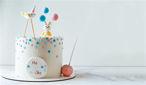 화이트 크림 치즈 프로스팅베이비 샤워 파티 케이크 다가오는 아이의 성별을 추측 그 또는 그녀는 케이크 태어나지 않은 아기의 성별을 공개합니다 Gender Reveal