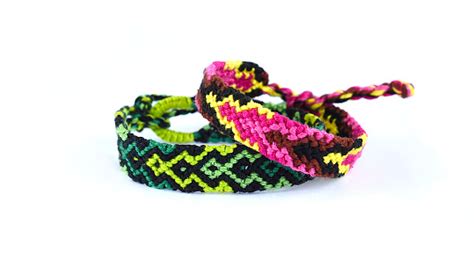 흰색 배경에 매듭이있는 자수 밝은 실로 만든 짠 Diy 우정 팔찌 우정팔찌에 대한 스톡 사진 및 기타 이미지 우정팔찌 0명