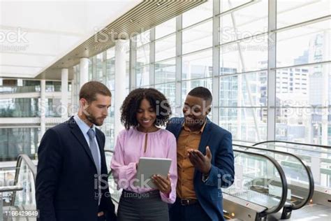 현대 사무실 로비에서 태블릿을 사용하는 다양한 젊은 비즈니스 사람들 기업 비즈니스에 대한 스톡 사진 및 기타 이미지 기업 비즈니스 남아프리카공화국 남자 Istock