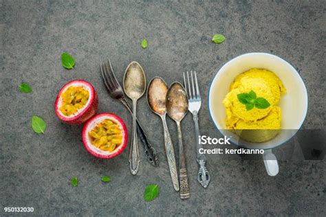 어두운 돌 배경에서 빈티지 그릇 설치에 아이스크림 열정 과일 맛의 구성 페 퍼 민트 잎과 기구 열정 과일입니다 과일에 대한 스톡 사진 및 기타 이미지 Istock