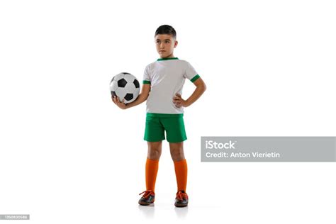 흰색 배경 위에 고립 된 공으로 포즈를 취한 소년 어린이 축구 선수의 전체 길이 초상화 골키퍼 6 7 살에 대한 스톡 사진 및 기타 이미지 Istock