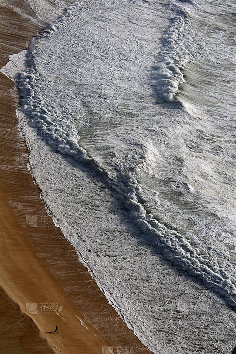 沙滩上的波浪 从上往下看
