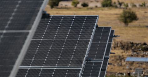 건물 옥상에 한 줄로 늘어선 태양 전지판 사진 Unsplash의 태양 전지 패널 이미지