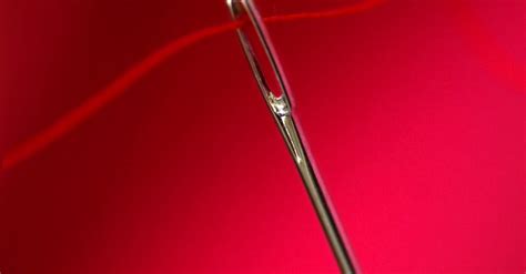 공예 금속 날카로운 대조 도구 디자인 디테일 매크로 물품 미니멀리스트 바느질 바느질하는 바늘 바늘 눈 배경 빨간 빨간색 실 산업 색깔