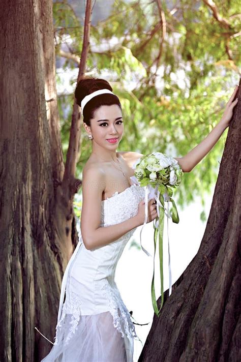 Muchacha Asi Tica Hermosa En Un Vestido Que Se Casa Que Muestra Momentos Felices Imagen De