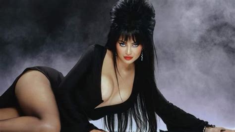 Kylie Jenner Wins Halloween As ‘elvira Mistress Of The Dark In Sexy
