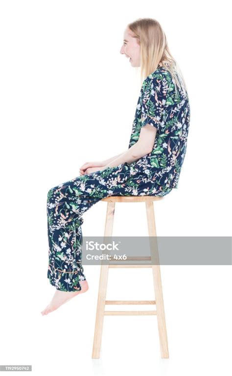 사이드 뷰 전체 길이 2029 세 성인 아름 다운 백인 여성 젊은 여성 앉아 휴식 잠 옷을 입고 미소 행복 쾌활 한 대변에 앉아 20 24세에 대한 스톡 사진 및 기타