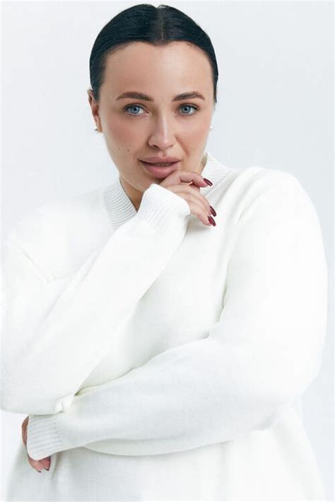 Светр вязаний з V подібним вирізом молочний великий розмір Vovk