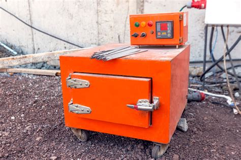 건설 현장의 기본 전극 및 플럭스 건조기 또는 오븐의 전망 전극 제조업체는 사용 전에 전극을 건조시키기 위해 원하는 온도와 시간을 지정합니다 전극에 대한 스톡 사진 및 기타