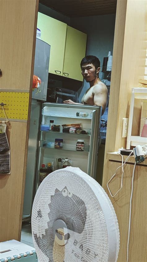 直徑 on Twitter 推特影片版 夏天到了 該變狼了 盜攝 nakedkitchen 裸體廚房