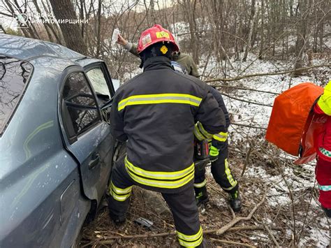 На Житомирщині рятувальники дістали пораненого водія з розбитої автівки ДСНС ФОТО Читайте