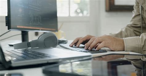 프로그래머와 개발자 팀은 소프트웨어를 코딩하고 개발하고 있습니다 사진 Unsplash의 사업 이미지