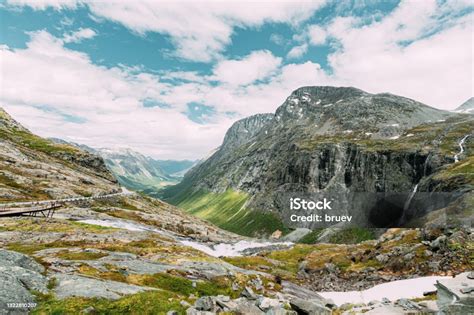 트롤스티겐 안달스네스 노르웨이 유명한 마운틴 로드 트롤스티겐 근처 스티포센 폭포 노르웨이의 랜드마크이자 인기 있는 여행지 노르웨이 카운티 로드 63 화창한 여름날 0명에