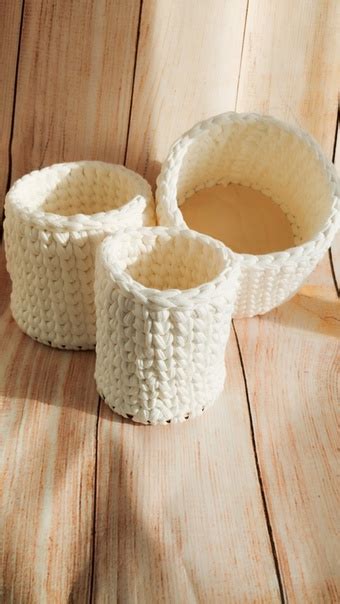 Вязаная корзинка крючком это удобное и стильное решение для хранения мелочей в доме Она