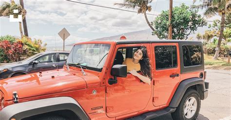 낮에 빨간색과 검은색 차량을 타고 있는 여자 사진 Unsplash의 무료 자동차 이미지