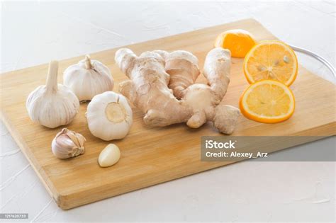 생강 마늘 레몬 가벼운 나무 테이블에 바이러스 감염과 감기로부터 보호하는 수단 감귤류 과일에 대한 스톡 사진 및 기타 이미지 감귤류 과일 감기와 독감 개념 Istock