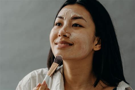 각질 제거하다 개인 관리 건강한 피부 광점 긍정적 인 감정 노화 방지 루틴 만족 메이크업 브러쉬 모델 미소