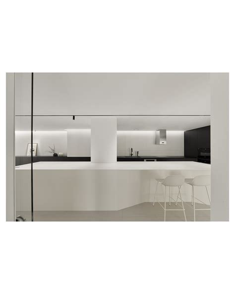 Yellowplastic ⠀ 수납장을 설치하면서 필연적으로 생길 수밖에 없는 사선 벽의 데드스페이스를 기능적으로 재해석해