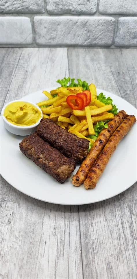 Mixt Grill Din Mititei și Cârnăciori Cartofi Prăjiți și Muștar Restaurant Rustic