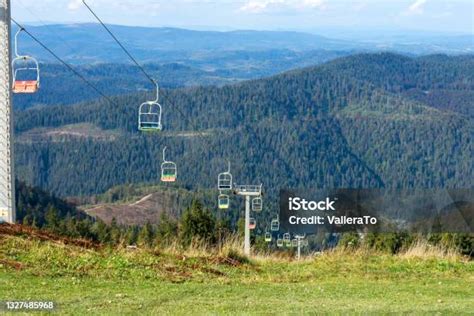 스키 리프트에서 자카르 베르쿠트 산까지 슬라브스코 우크라이나 여행 0명에 대한 스톡 사진 및 기타 이미지 0명 계절 관광 리조트 Istock