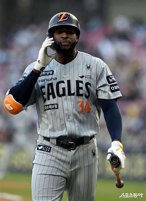 플로리얼 첫 타석부터 삼진